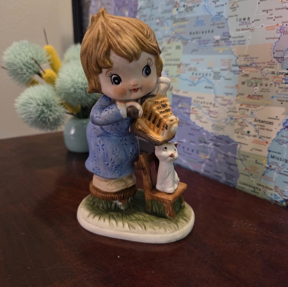 Royal Crown | Accents | Royal Crown Kewpie Girl With Camera And Cat ...